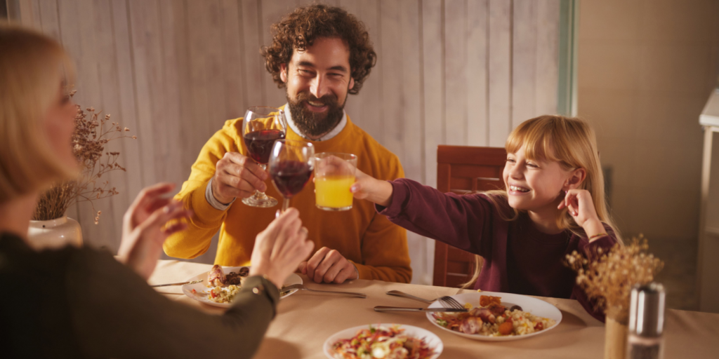 Cena familiar con sus hijos | El Mundo de Mañana